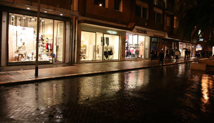 Gobotree - image from Italia Bari retail during winter night