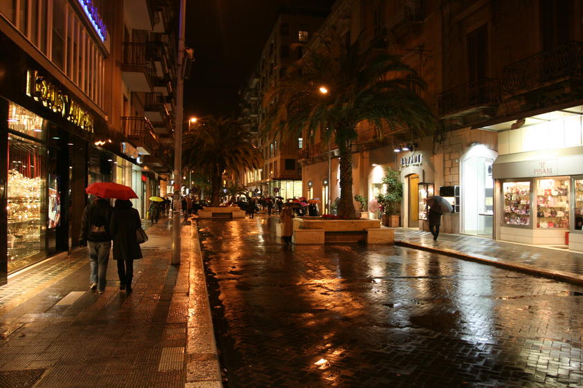 Gobotree - image from Italia Bari retail during winter night